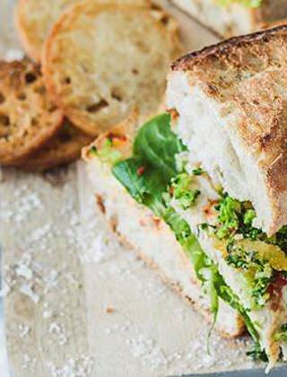 Recipe: Baguette with chicken and broccoli/apricot salsa